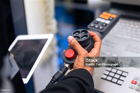 Cnc 기계를 작동하고 제어하는 엔지니어 기계공 Cnc 장치에 대한 스톡 사진 및 기타 이미지 Cnc 장치 Stem 주제 개발 Istock