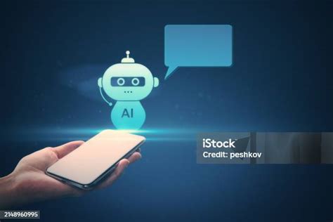 파란색 배경에 텍스트에 대한 말풍선이 있는 창의적인 Ai 로봇 홀로그램이 있는 스마트폰을 들고 있는 여성의 손을 닫습니다