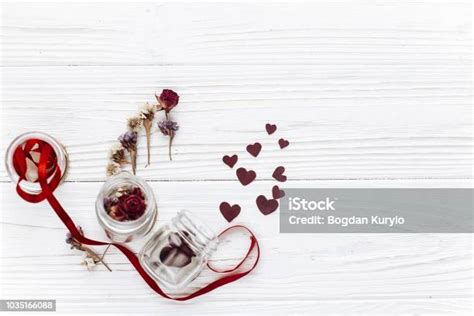 유리 항아리와 장미 리본 흰색 나무 바탕에 세련 된 마음 특별 한 행복 한 발렌타인 개념입니다 인사말 카드 플랫 텍스트 위한 공간을 놓으십시오 개념에 대한 스톡 사진 및