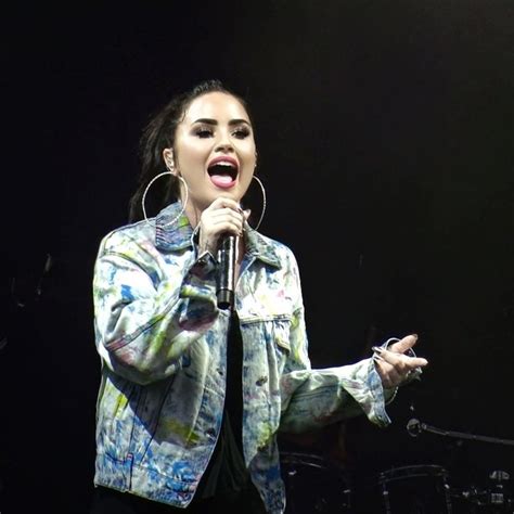 Pin Af S A R A I V A På Demi Lovato