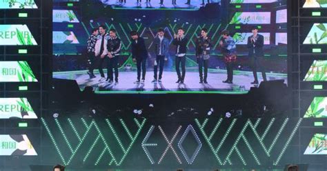 포토 엑소 팬들 코 앞에서 인사