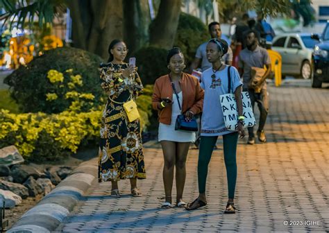 Ubyina Ihagaze Imyambarire Ya Bakobwa I Rubavu Ku Mucanga Yatuma Bamwe