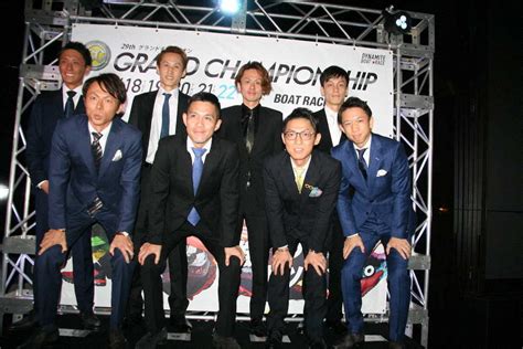 ボートレース多摩川sg「グランドチャンピオン」前夜祭に登場した（前列左から）長田、菊地、桐生、毒島（後列左から）峰、白井、井口、中野