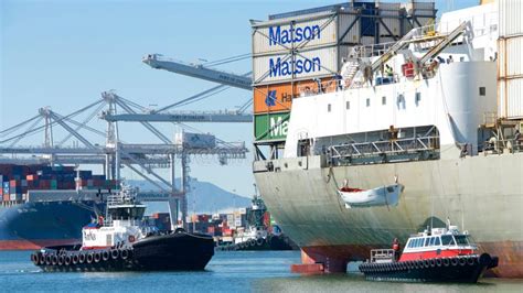 Matson Cargo Ship KAUAI Entering The Port Of Oakland Editorial Stock