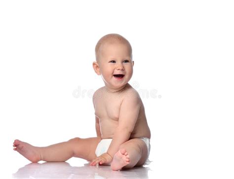 104292 Bambino Seduto Su Un Fondo Bianco Foto Stock Foto Stock