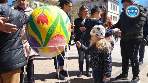 Малки художници изрисуваха големи великденски яйца в центъра на Разград Youtube