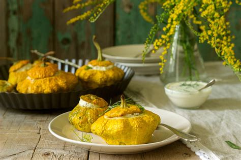 Pattypan 호박 또는 호박 향미료와 딜 리 코타와 박제 고 사 우 어 크림 소스와 함께 제공 됩니다 채식 음식입니다 가득 찬에 대한 스톡 사진 및 기타 이미지 Istock