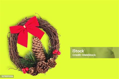 크리스마스 나무와 빨간색 섬유 활과 노란색 배경과 텍스트 복사 공간에 마른 나뭇가지의 나뭇가지와 콘 크리스마스 화 환 0명에 대한 스톡 사진 및 기타 이미지 Istock