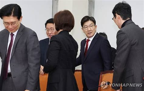 與 비대위원장 내일 의총서 논의안정형 Vs 혁신형 고심