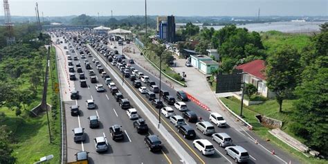 Volume Kendaraan Pemudik Terus Bertambah Polri Perpanjang One Way Tol