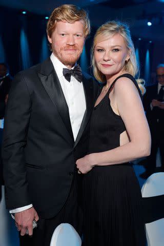 Kirsten Dunst Jesse Plemons Coordinate In Black Tie Best For Red