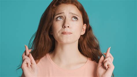 손가락이 교차 하는 걱정 빨간 머리 소녀의 초상화 잘하면 다채로운 배경을 통해 카메라에기도 표현해 주세요 20 24세에 대한 스톡 사진 및 기타 이미지 Istock