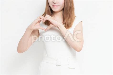 手でハートの形を作る若い女性 No 4036321｜写真素材なら「写真ac」無料（フリー）ダウンロードok