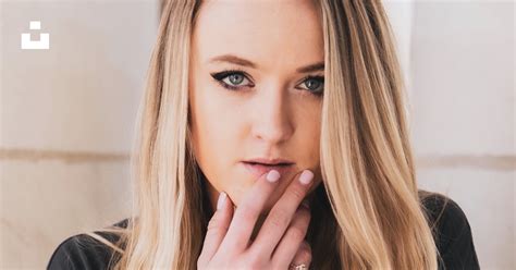 갈색 머리를 가진 검은 블레이저를 입은 여자 사진 Unsplash의 무료 덴버 이미지