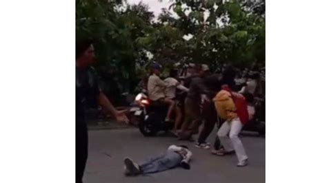 BREAKING NEWS Tawuran Antar Pelajar Pecah D Ganda Agung Bekasi 1 Orang