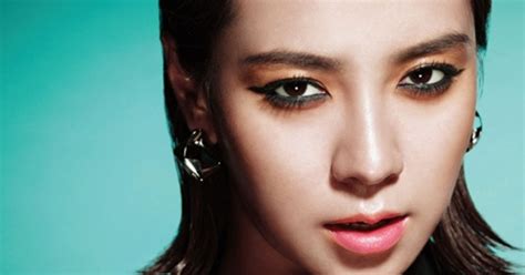 포토 송지효 맞아 화보서 과한 화장 굴욕②