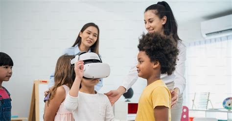 백인 아름 다운 여자 교사는 학교에서 아이들과 활동을 하고 있습니다 매력적인 강사 마스터 커플 여성은 교실에서 유치원 유치원 학생과 가상 게임을 하며 시간을 보내고