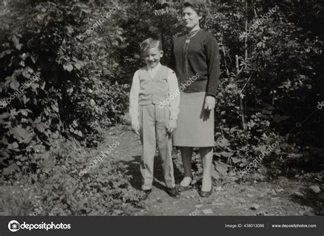 Milan Italy April 1954 Mom Son Countryside 50s — Stock Editorial Photo