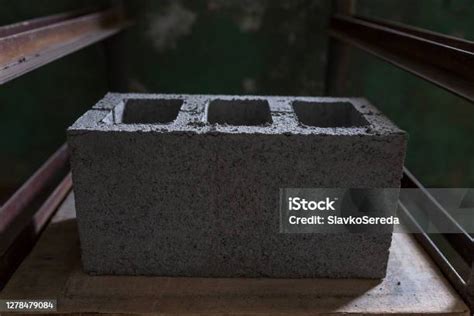 프레스 시멘트 박격포에서 건축 자재의 산업 생산 고품질 중공 콘크리트 블록 또는 시멘트 벽돌 팔레트에 적층 된 완성 된 제품은