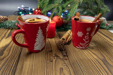 조명이있는 크리스마스 트리의 배경에 대한 나무 테이블에 향기로운 뜨거운 멀드 와인 두 컵 축제 분위기 개념 0명에 대한 스톡 사진 및 기타 이미지 Istock