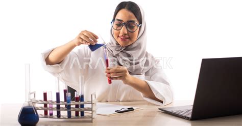 استخدام جهاز الحاسوب المحمول اجراء التجارب في المختبر باستخدام انابيب