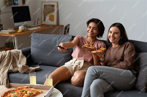 Vista Lateral Mulheres Comendo Pizza Deliciosa Foto Grátis
