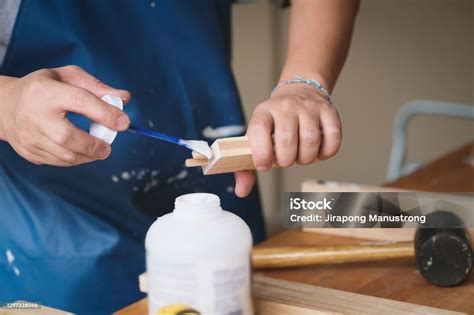 목공 사업자는 접착제를 사용하여 나무 부품을 조립하고 고객을위한 나무 테이블을 만들고 있습니다 Diy에 대한 스톡 사진 및 기타
