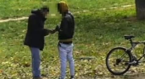 Si Droga E Spaccia Il Padre Esasperato Lo Denuncia Alla Polizia E Lo Fa Arrestare