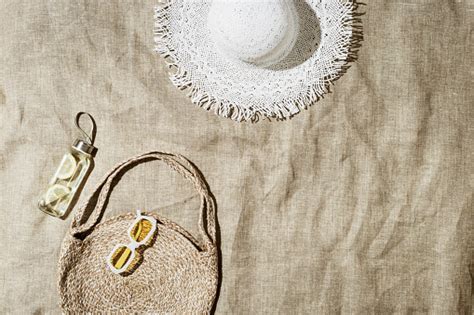 여름 방학 해변 휴식 개념 미적 플랫 레이 패션 비치 백 하얀 태양 모자 선글라스 햇빛에 비치 타월에 레몬 물을 해독 음료 라이프스타일 트렌디한 빈티지 사진 탑 뷰 0명에