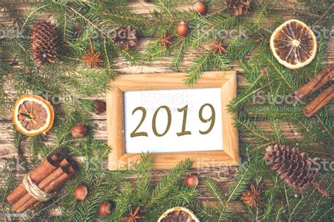 크리스마스 트리 비문 2019의 분기의 크리에이 티브 레이아웃 플랫 위치입니다 새 해 개념의 자연입니다 0명에 대한 스톡 사진