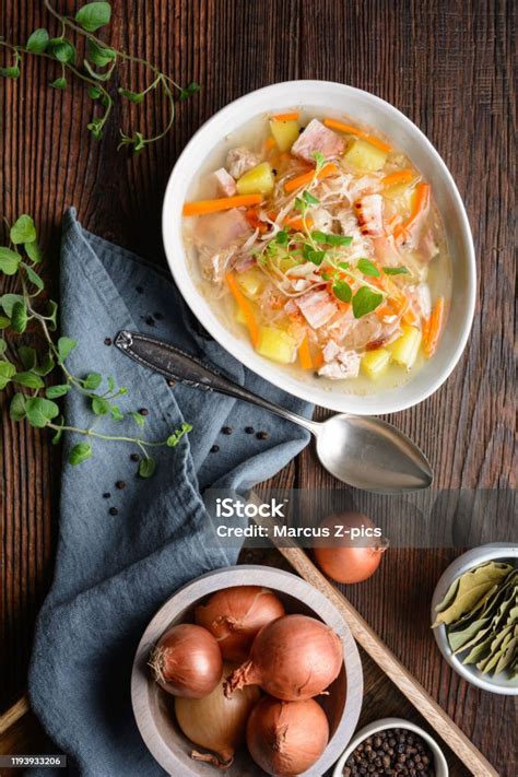 카푸스니아크 소금에 절인 양배추 돼지 갈비 훈제 베이컨 감자 당근 및 기타 채소로 만든 고전적인 폴란드 수프 0명에 대한 스톡
