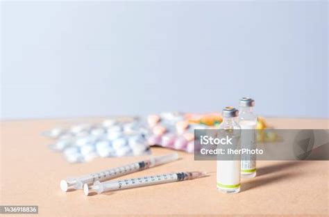 격리된 배경에 있는 의약품 알약 및 주사기 흰색 배경에 다양한 의약품의 클로즈업 의약품 및 주사기 중독의 개념 0명에 대한 스톡