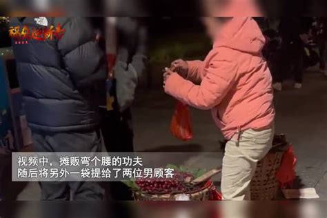 女子实拍摊贩偷换顾客车厘子，弯腰瞬间立马换成次品，现场曝光