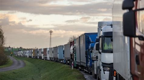 Перевізники заблокували пункт пропуску на кордоні Словаччини та України