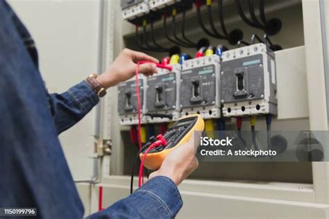 전기 엔지니어 작업 테스터는 전기 캐비닛 제어에서 전력 라인의 전압과 전류를 측정합니다 Stem 주제에 대한 스톡 사진 및 기타 이미지 Stem 주제 개폐 장치 건강