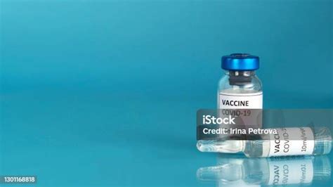 코로나바이러스 백신 바이알 백신 유리 병과 앰플과 코비드 예방 접종 파란색 배경입니다 공간을 복사합니다 2020년에 대한 스톡 사진 및 기타 이미지 Istock
