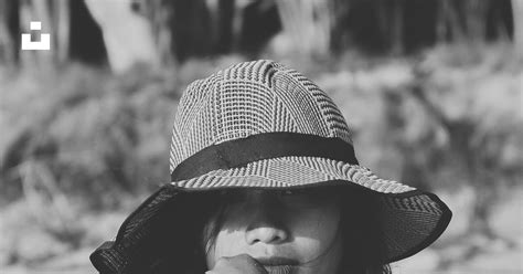 Foto Fotografía En Escala De Grises De Mujer Sentada Cerca De La Orilla