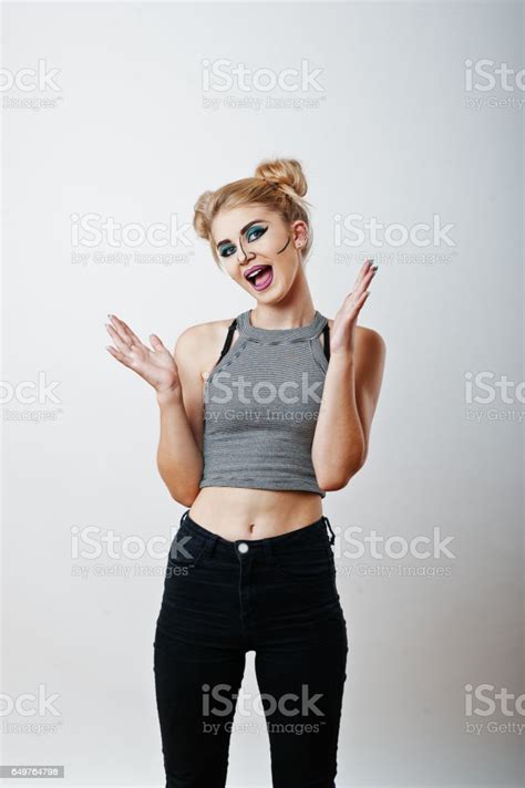 흰색 바탕에 밝고 화려한 메이크업과 애니메이션 소녀의 스튜디오 샷 귀여운에 대한 스톡 사진 및 기타 이미지 귀여운 금발 머리 메이크업 화장품 Istock