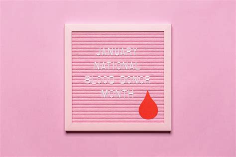 텍스트 1 월 국립 혈액 기증자 달 분홍색 레터 보드에 빨간 드롭 2021년 1월에 실시된 연례 전국 적십자 캠페인 자선 기부