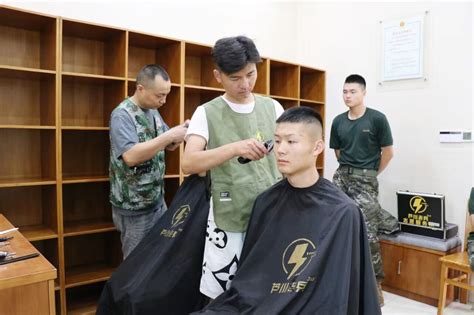 双拥花开别样红！志愿服务进平湖军营