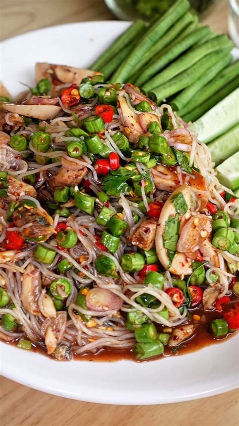 ผัดเผ็ดปลาดุก วัตถุดิบและส่วนผสม ปลาดุก 2 ตัว 1 กิโล แป้งทอดกรอบ 1 ช้อนโต๊ะ พริกแกงเผ็ด 100