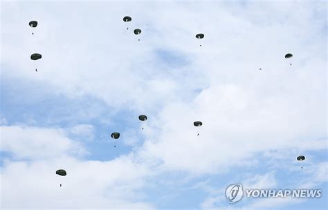 가을 하늘 배경으로 고공낙하 연합뉴스