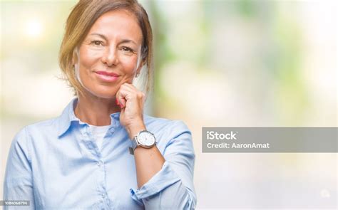 중 년 손으로 턱 질문 잠겨있는 표현에 대 한 생각에 고립 된 배경 위에 수석 히스패닉 여자 사려깊은 얼굴 미소 의심 개념입니다 미소에 대한 스톡 사진 및 기타 이미지