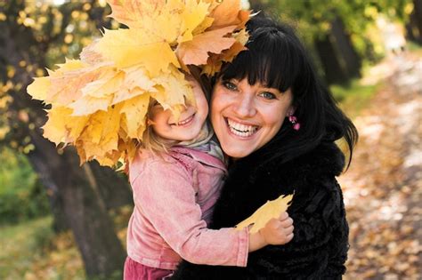 Madre Feliz Con Su Pequeña Hija Foto Premium