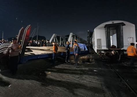 KA Brantas Tabrak Truk PT KAI Kami Secepatnya Lakukan Normalisasi