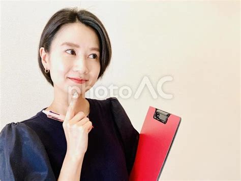 ペンとバインダーを持って検討する女性 No 27654625｜写真素材なら「写真ac」無料（フリー）ダウンロードok