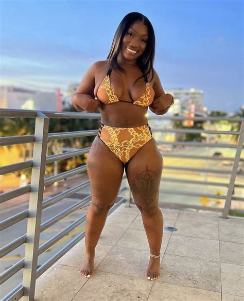 Lovin How They Hug Her Curves Rthickblackgirls