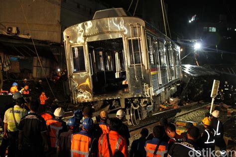 Begini Proses Evakuasi Krl Anjlok Dengan Crane Yang Ditarget Selesai