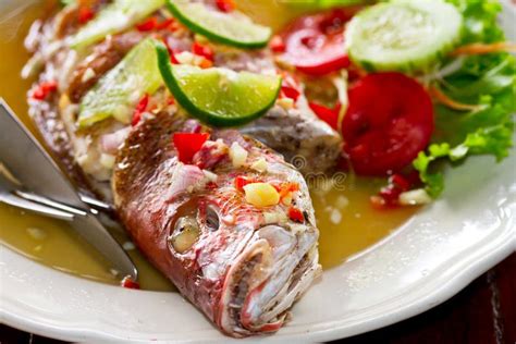Pescados Enteros Del Pargo Rojo Del Estilo Tailand Imagen De Archivo