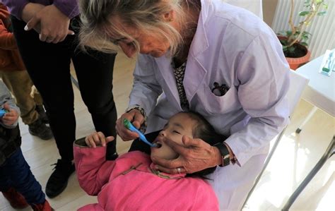 Эрүүл Шүд Үзэсгэлэнтэй инээмсэглэл Таны хүүхдийн эрүүл мэнд таны гарт